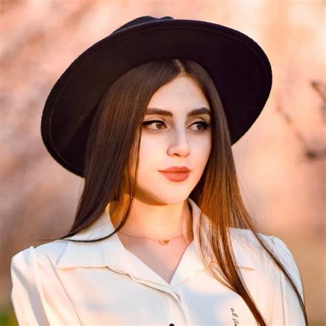 Mahsa Mahsarahimian • Threads Say More