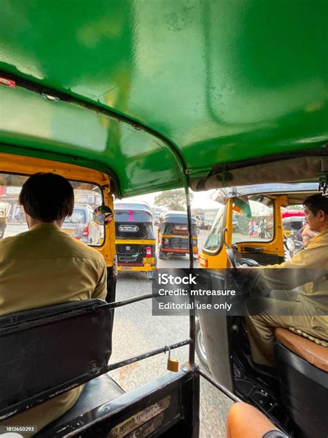 교통 체증의 승객 시점의 클로즈업 이미지 녹색과 노란색 자동 인력거 고정식 자동 인력거 후방 보기 전경에 초점의 Tuk Tuk 운전자 뒤에 앉아 있습니다 거리에 대한 스톡