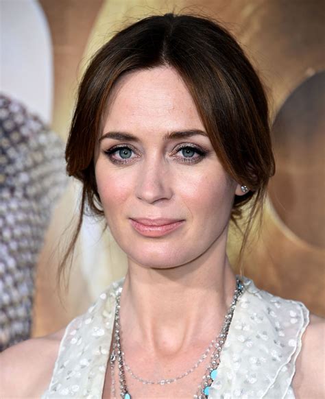 Pregnant Emily Blunts Red Carpet Hair Makeup Details Us Weekly
