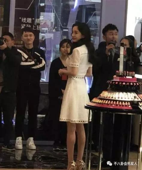 细腰细腿却胸大杨幂的身材比脸还不可思议 杨幂 身材 隆胸 新浪新闻