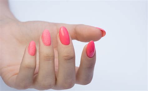 아름 다운 매니큐어와 네일 아트 자연 손톱과 젤 폴란드어 네일아트에 대한 스톡 사진 및 기타 이미지 네일아트 매니큐어 미용술 매니큐어 화장품 Istock