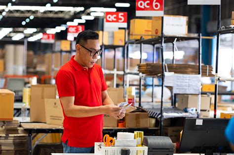 손이 돈 달러 지폐를 세고 있습니다 안전모 헬멧을 쓰고 창고 공장에서 일하는 창고 남자 노동자 도매 상품 선반 팔레트 및 상자 노동조합에 대한 스톡 사진 및 기타 이미지