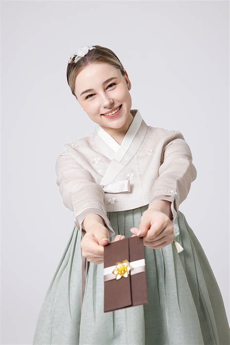 한국 전통 한복을 입은 외국인 여성이 명절 선물을 들고있는 모습 유토이미지 상세페이지 베이직샵 사진 22777762