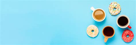 뜨거운 음료 커피 카푸치노 파란색 배경에 차와 맛있는 도넛과 컵 과자 빵집 패스트리 커피 숍 회의 친구 친절한 팀의 개념 배너 플랫 레이 상단 보기 0명에 대한 스톡 사진