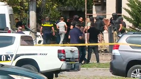 საქართველოს ბანკში შეიარაღებულ პირს მძევლები ყავს აყვანილი და 2 მილიონს ითხოვს ქუთაისში ვინმე