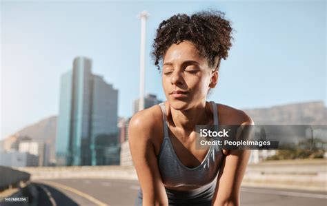 피트니스 피곤한 여성 야외에서 운동 훈련 또는 유산소 운동을 한 후 도시에서 휴식을 취하는 주자 도시 마을에서 운동이나 달리기로 숨을 쉬는 지친 여성 달리기에 대한 스톡