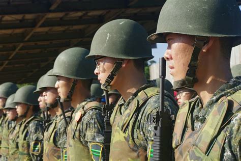 漢聲廣播電臺 為強化本質學能及精進軍事專業技能，陸軍專科學校專12期暑訓學生日前實施行軍各階段狀況處置暨高山頂營區