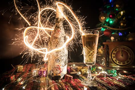 창의적인 새해 예술품으로 눈 속에서 전통 겨울 휴가 알코올 음료 공간을 복사합니다 선택적 초점 겨울에 대한 스톡 사진 및 기타 이미지 Istock