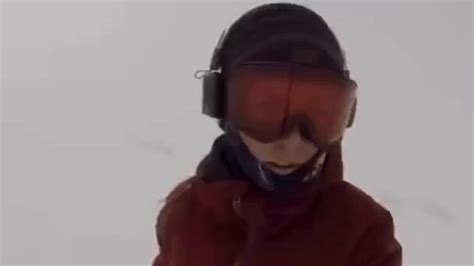 زن اسکیت‌باز از خودش فیلم می‌گیرد و از حمله خرس بی‌خبر است اگر فقط پشت