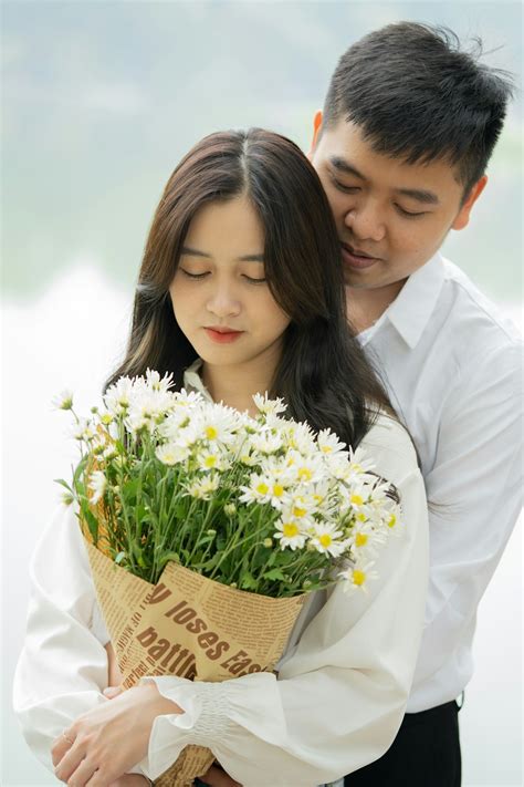 꽃을 들고 있는 남자와 여자 사진 Unsplash의 무료 사람 이미지