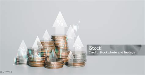 배경에 현금 동전 잠재성장률과 상승률이 있는 이자율과 인플레이션율의 화살표 비율을 빨간색 화살표로 늘립니다 복사 공간과 관련된