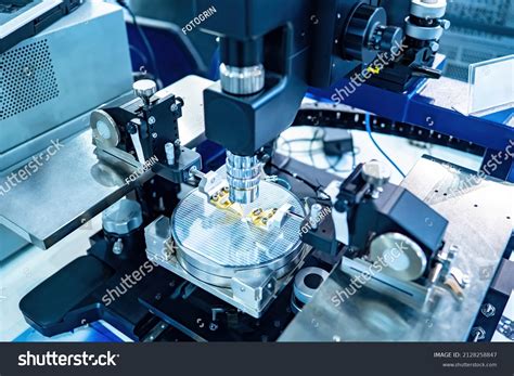 Microprocessor Testing Transistor Microcircuits Under Microscope 庫存照片