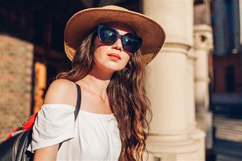 Lviv에서 관광을 즐기는 젊은 세련 된 여자의 야외 초상화 모자와 선글라스를 착용 하는 여자 가방에 대한 스톡 사진 및 기타 이미지 Istock