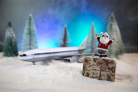 메리 크리스마스와 행복한 새해 나무 배경에 겨울 여행을위한 여행 개념 배경 복사 공간 비행기 상단보기와 함께 여행 2020년에 대한 스톡 사진 및 기타 이미지 Istock