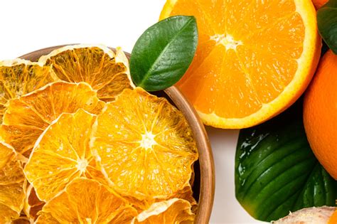 흰색 바탕에 마른 오렌지 조각과 신선한 과일 오렌지 과일의 탈수 스낵 건강하고 설탕이 없는 단 음식 설탕에 절인 감귤류 과일 0명에 대한 스톡 사진 및 기타 이미지 Istock