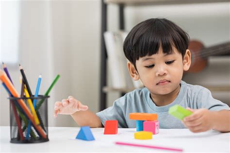 집에서 아시아 의 작은 소년 교육 유치원에 들어가기 전에 아이들의 학습을 개발하는 것은 거실에서 나무 장난감을 가지고 노는 기술을 연습합니다 가정 주부에 대한 스톡 사진 및