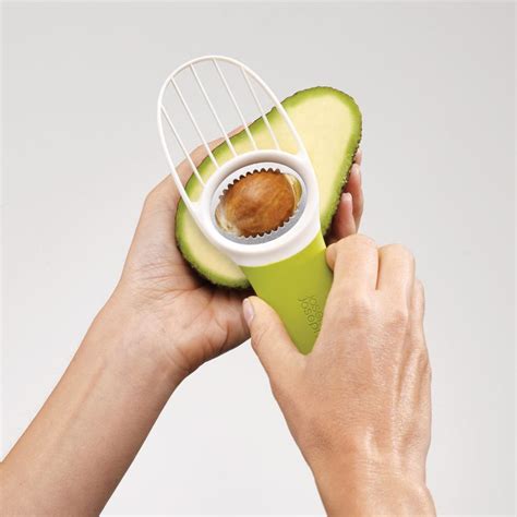 Student Creates Compact Avogo Tool To Eliminate Avocado Hand On The Go