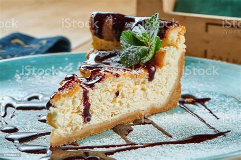 나무 배경에 파란색 접시에 잼 맛있는 치즈 케이크의 제공 레스토랑 테이블 설정입니다 보기를 닫습니다 페이스트리 디저트 0명에 대한 스톡 사진 및 기타 이미지 Istock