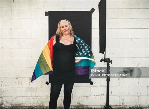 검은 배경에 대한 자부심 미국 플래그와 트랜스 젠더 여성의 초상화 40 44세에 대한 스톡 사진 및 기타 이미지 40 44세 Lgbt 프라이드의 달 Lgbtqia