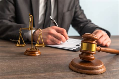 강제추행죄 성추행 뜻 성립요건 처벌 기준 고소 변호사 상담 총정리