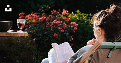 의자에 앉아 책을 읽는 사람 사진 Unsplash의 무료 프랑스 이미지