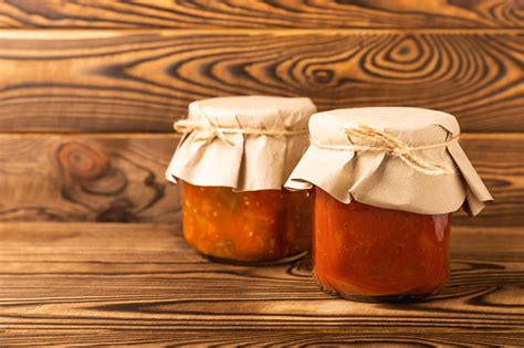 갈색 나무 배경에 맛있는 통조림 Lecho의 유리 항아리 측면도 항아리에 샐러드 건강한 생활방식에 대한 스톡 사진 및 기타 이미지 건강한 생활방식 건강한 식생활