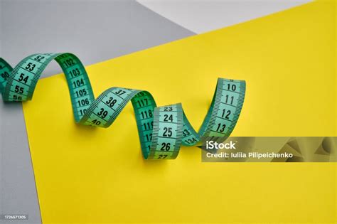 밝은 배경에 녹색 측정 테이프입니다 길이와 부피를 측정하기 위한 도구입니다 의류 산업 또는 인체의 부피를 측정하기 위한 테이프 0명에 대한 스톡 사진 및 기타 이미지