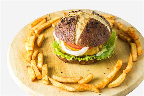 흰색 바탕에 Brezel 빵과 감자 튀김으로 만든 집에서 만든 공예 햄버거 0명에 대한 스톡 사진 및 기타 이미지 0명