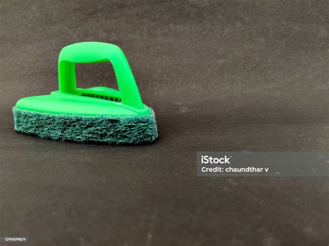 검은 색 배경에 분리 된 손잡이와 녹색 색상의 욕실 스크러버 브러시의 공간을 복사합니다 0명에 대한 스톡 사진 및 기타 이미지 0명 가사 집안일 가정 생활 Istock