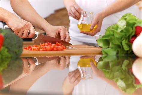 부엌에서 요리 하는 인간의 손에의 근접 촬영 어머니와 딸 또는 신선한 샐러드 야채를 절단 하는 두 여자 친구 건강 한 식사 채식 음식과 라이프 스타일 개념 가까운에 대한