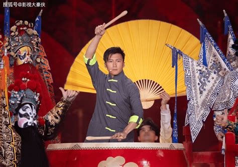 香港回归祖国25周年文艺晚会上，刘德华、谢霆锋、陈伟霆同台合唱《中国人》庆祝香港回归25周年大会成龙刘德华携众人合唱《歌唱祖国》庆祝香港