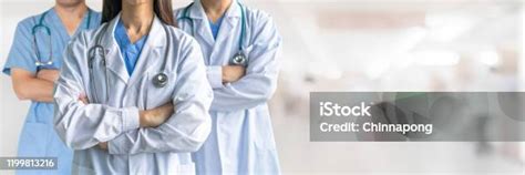 응급 간호 전문 팀워크와 Icu 병원의 환대 개념에 대한 환자 신뢰를위한 의료 클리닉 룸 배경을 가진 외과 의사 및 마취 의사 Er 외과 팀 건강관리와 의술에 대한 스톡