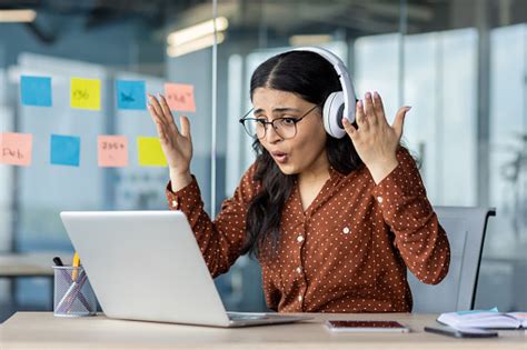 노트북으로 작업하고 헤드폰을 착용하는 동안 놀라움을 표현하는 사업가 가상현실에 대한 스톡 사진 및 기타 이미지 가상현실 기술 노트북 Istock