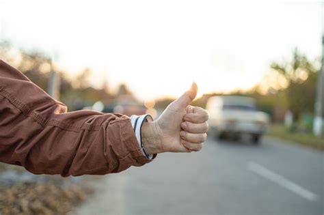 여성의 손과 히치하이크 표지판 도시에서 자동 정지로 여행 여자는 자동차 엄지 손가락을 중지하려고합니다 모험과 관광 컨셉 히치하이킹에 대한 스톡 사진 및 기타 이미지 Istock
