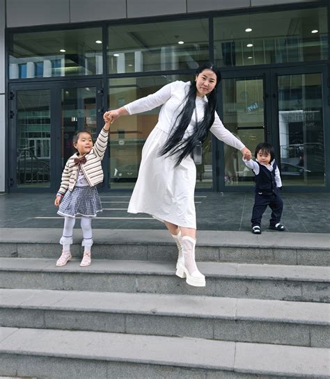 Д Анх хүү тээж байгаагаа сонсоод бараг амьсгаа авч чадахгүй ухаан алдах гэж байсан минь тун