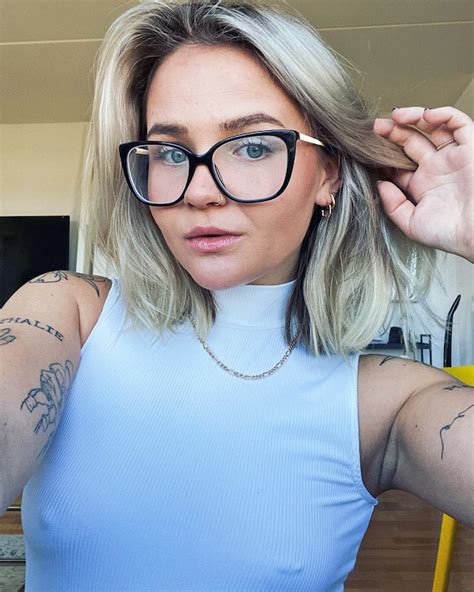 Girls In Glasses 32 Pics