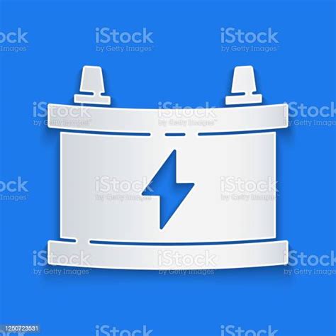 파란색 배경에 격리 된 종이 잘라 자동차 배터리 아이콘 어큐뮬레이터 배터리 에너지 전력 및 전기 축적기 배터리 종이 아트 스타일 벡터 일러스트레이션 3차원 형태에 대한 스톡