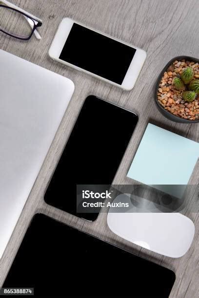 사무실 노트북 컴퓨터 디지털 태블릿 펜 스마트폰 마우스 안경 및 흰색 나무 바탕에 커피 테이블 데스크톱 오피스 이랑 개념입니다 개념에 대한 스톡 사진 및 기타 이미지