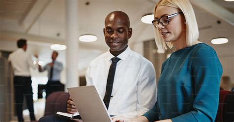 현대적인 사무실의 소파에 앉아 노트북으로 온라인으로 함께 일하는 두 명의 다양한 사업가 사진 Unsplash의 컴퓨터 이미지