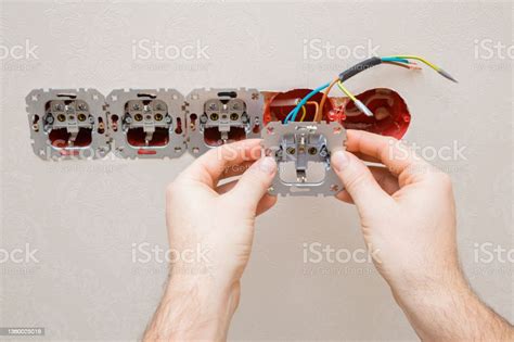 젊은 성인 남자 손 잡고 새로운 벽 소켓을 설치 근접 촬영 가정의 수리 작업 리노베이션 프로세스 관점 샷 Diy에 대한 스톡 사진 및 기타 이미지 Istock