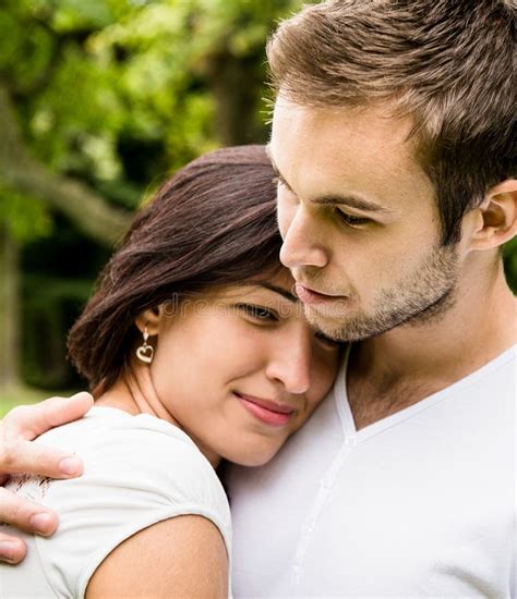 Pares Jovenes En Amor Junto Foto De Archivo Imagen De Amoroso Pares