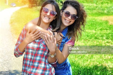 데님 스커트 주간 녹색 공원에서 카메라에 미소를 입고 카메라를 바라보는 선글라스를 착용 하는 여자 친구를 웃 고 2의 초상화 패션에 대한 스톡 사진 및 기타 이미지 Istock