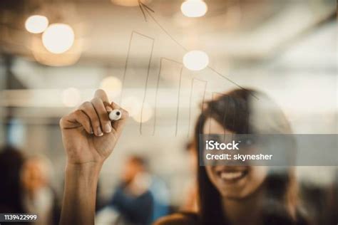 사업가의 클로즈업 그리기 진행률 그래프 투명 지우기 보드 공연에 대한 스톡 사진 및 기타 이미지 공연 그래프 사무실