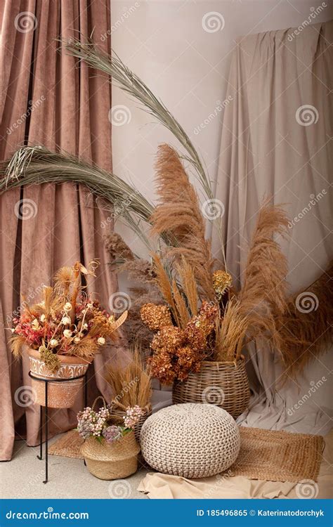 14 Ways To Decorate With Pampas Grass Pampas Grass Dried Decoration For The Living Room And