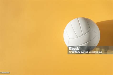 노란색 배경에 흰색 배구 가죽 공입니다 평면도 게임 장비 수평 스포츠 테마 포스터 인사말 카드 헤더 웹 사이트 및 응용 프로그램