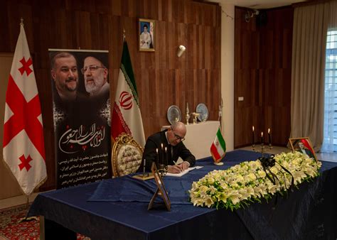 რუსლან აბაშიძემ ირანის საელჩოში გახსნილ სამძიმრის წიგნში ჩანაწერი გააკეთა