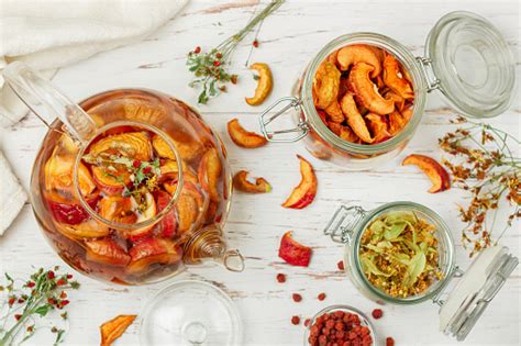 비타민 허브 차 말린 사과 린든 로완 흰 테이블에 유리 주전자에 야생 딸기로 만든 맛있고 건강한 뜨거운 가을 음료 선택적 초점 0명에 대한 스톡 사진 및 기타 이미지