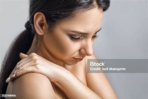 심장 건강 관리입니다 젊은 여자 가슴에 강한 통증을 느낌의 근접 촬영 가슴에 손으로 여성의 몸의 클로즈업입니다 여자는 고통 스러운 느낌 건강 문제 로부터 고통 고해상도