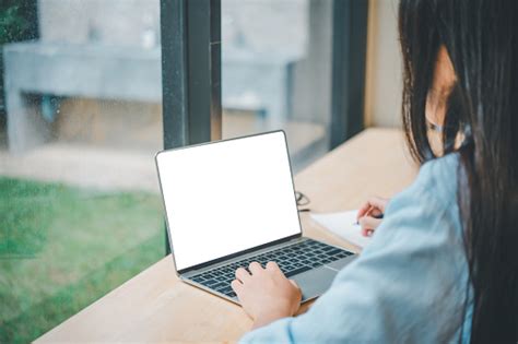 책상에 빈 흰색 데스크톱 복사 공간 화면이있는 노트북에서 일하는 여성의 손의 모형 이미지 18 19세에 대한 스톡 사진 및 기타 이미지 18 19세 가상현실 검색