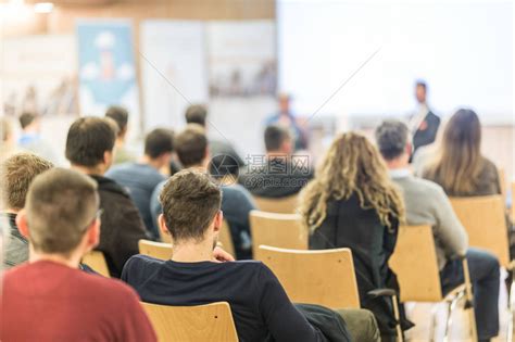 商业和创业研讨会演讲者在商务会议上发表演讲会议厅内的观众观众中未被识别的参高清图片下载 正版图片505560096 摄图网